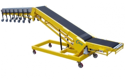 Conveyor lifts and transfers goods to the vehicle easily and conveniently